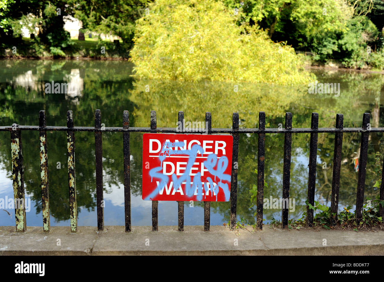 Graffiti warning sign hi-res stock photography and images - Alamy
