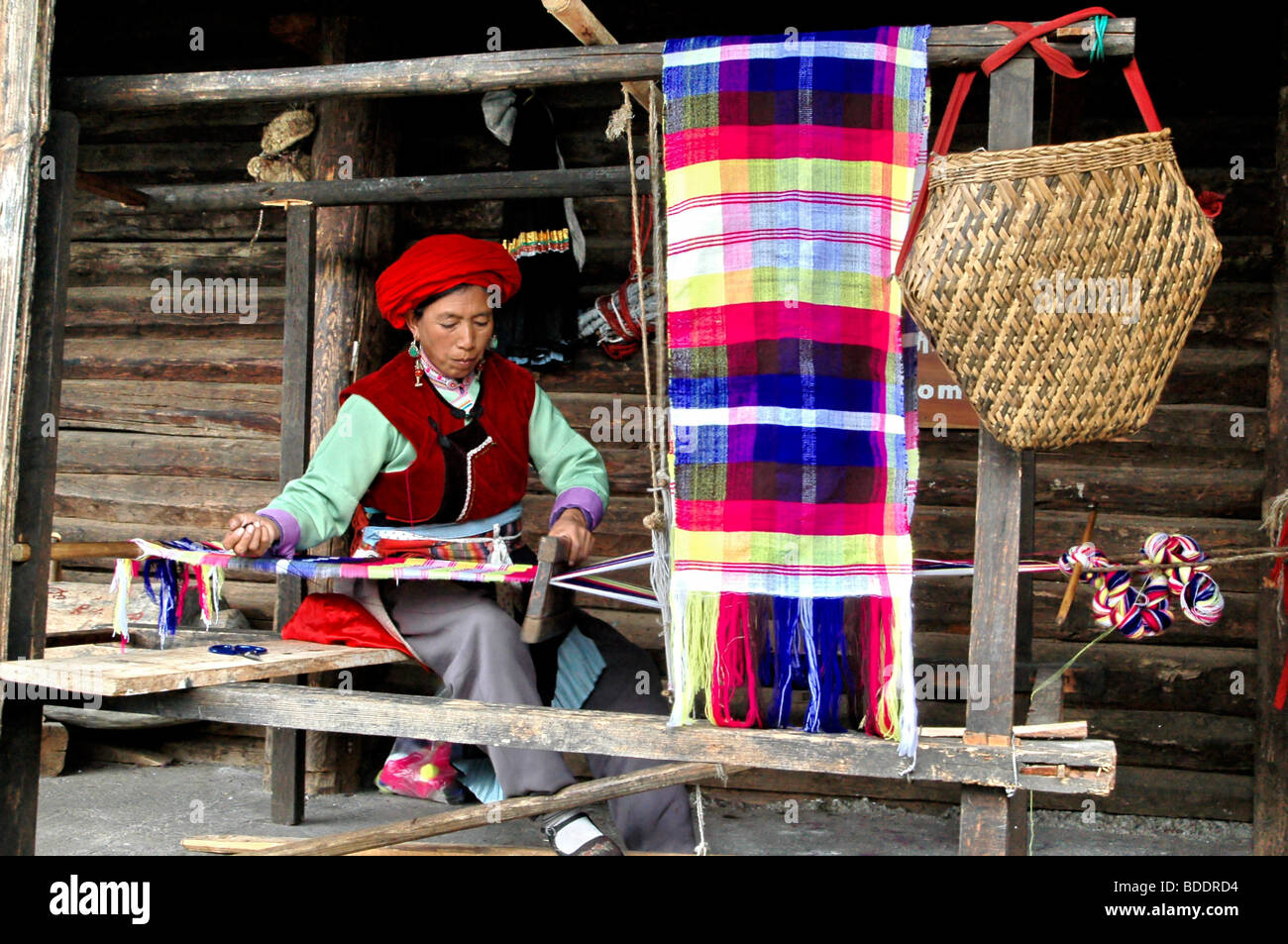 Chinese weaving loom hi-res stock photography and images - Alamy