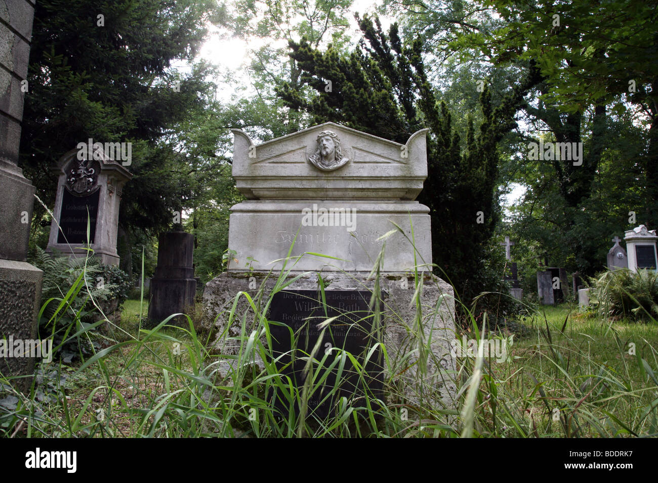 Gravestone face hi-res stock photography and images - Alamy