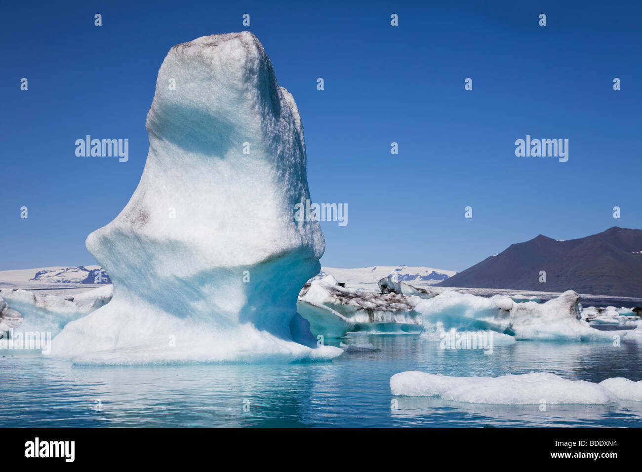 Glacial icebergs floating on the Iceberg Lagoon, Jokulsarlon, Iceland ...
