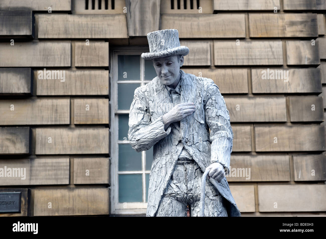 Human statue edinburgh festival fringe hi-res stock photography and ...