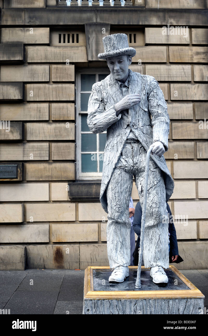 Human statue edinburgh festival fringe hi-res stock photography and ...