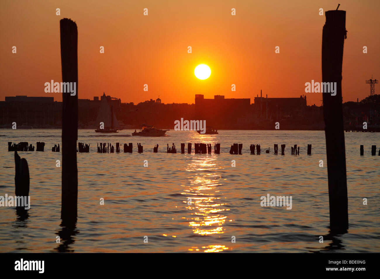 Harbor piers hi-res stock photography and images - Alamy