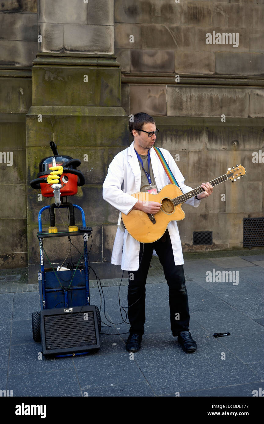 Edinburgh saxophone player hi-res stock photography and images - Alamy