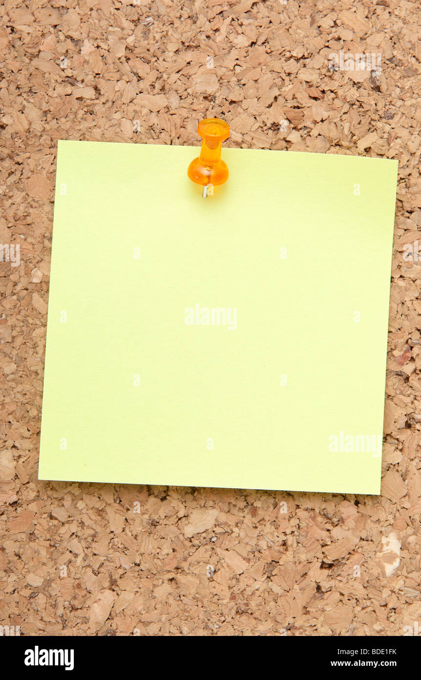 green reminder note with orange pin on corkboard Stock Photo - Alamy