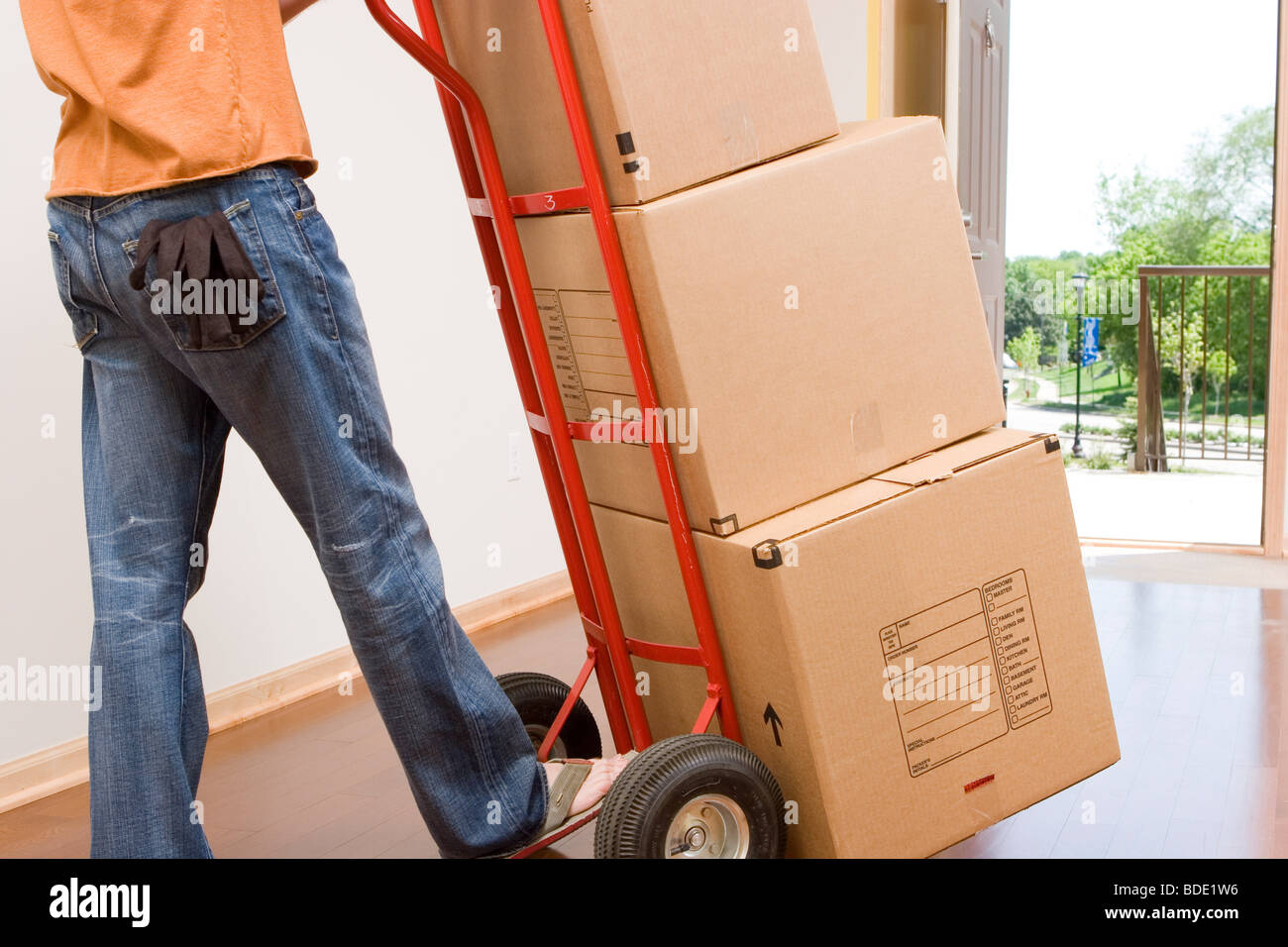 30 years male packing boxes hi-res stock photography and images - Alamy