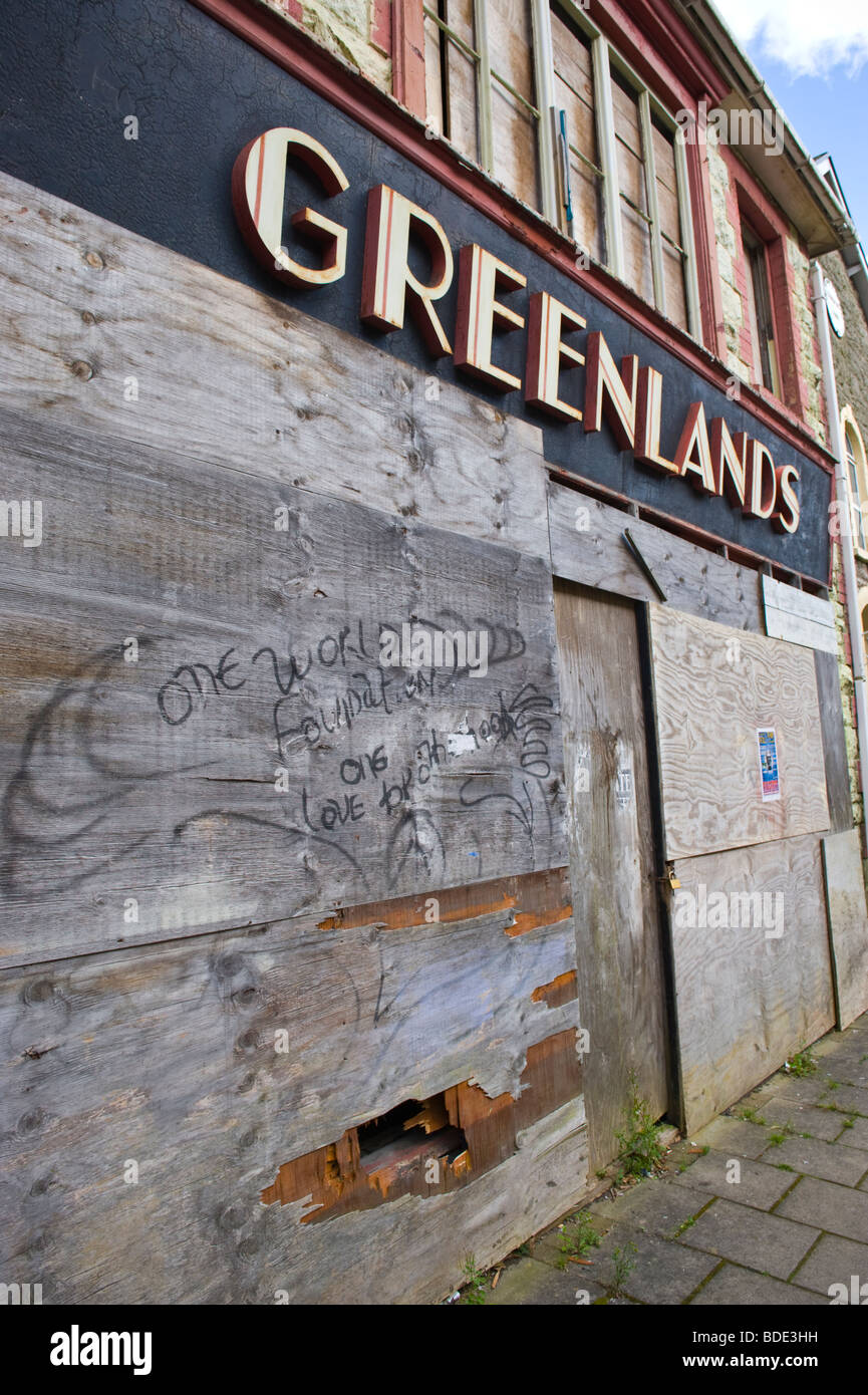 Run down boarded up shops hi-res stock photography and images - Alamy