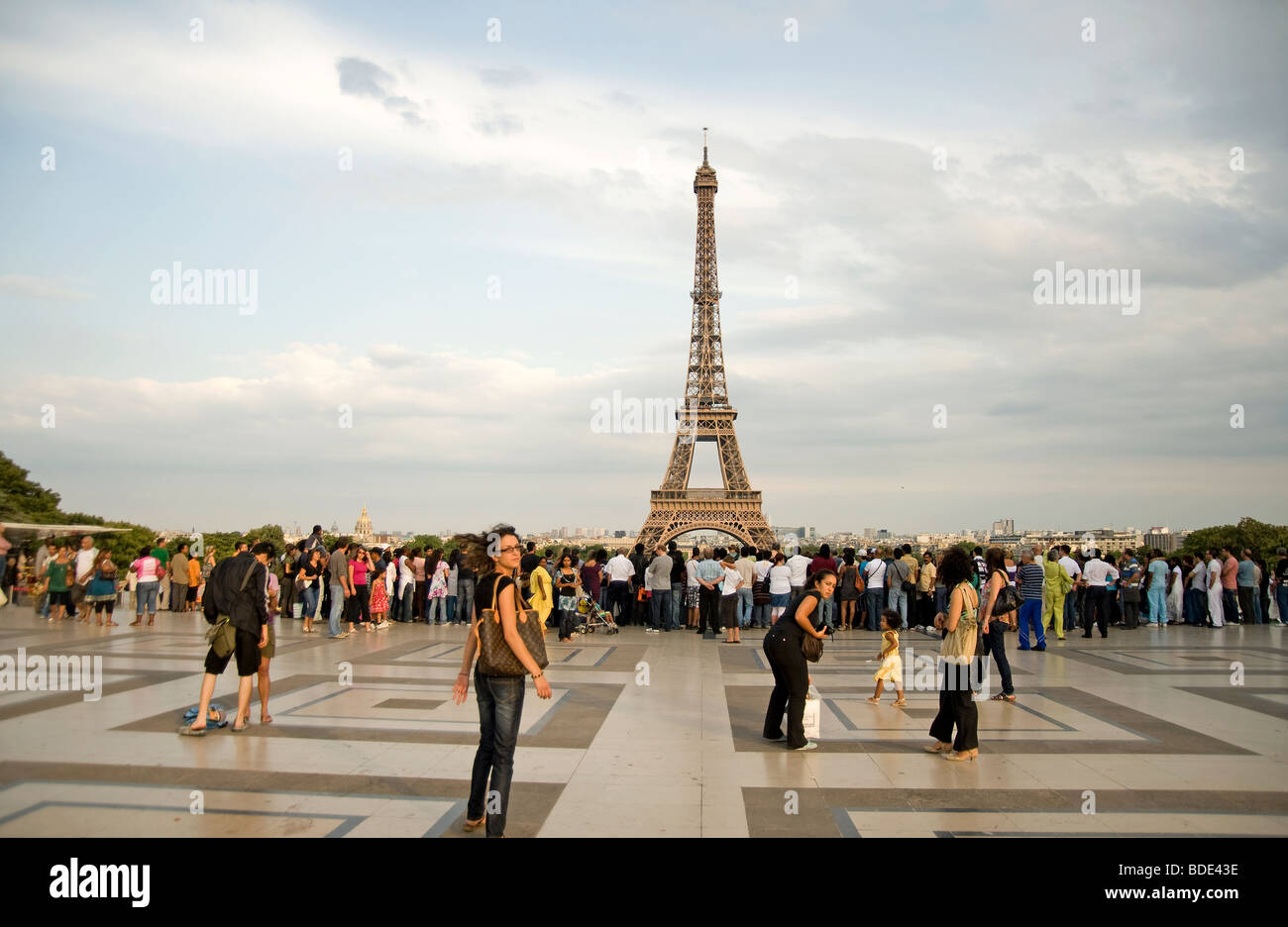 eiffel tower people paris Stock Photo - Alamy