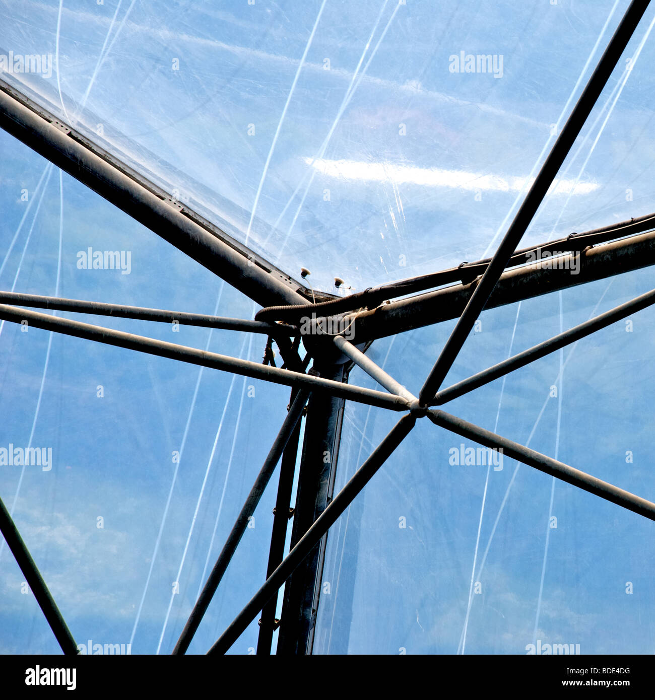Metal roof supports hi-res stock photography and images - Alamy