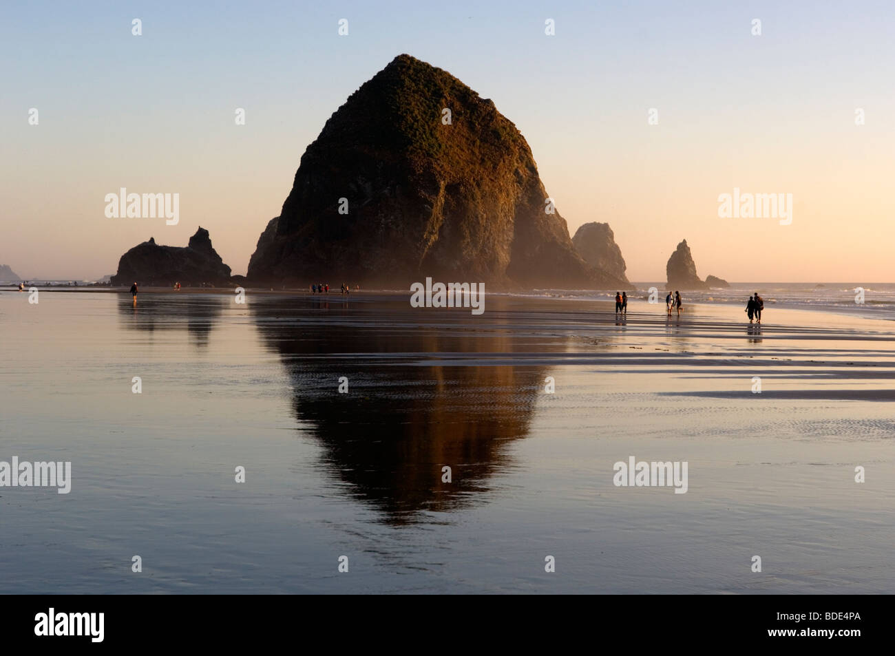 Cannon beach and haystack rock hi-res stock photography and images - Alamy