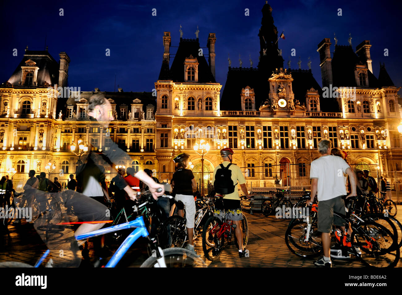 Paris cycling night hi-res stock photography and images - Alamy