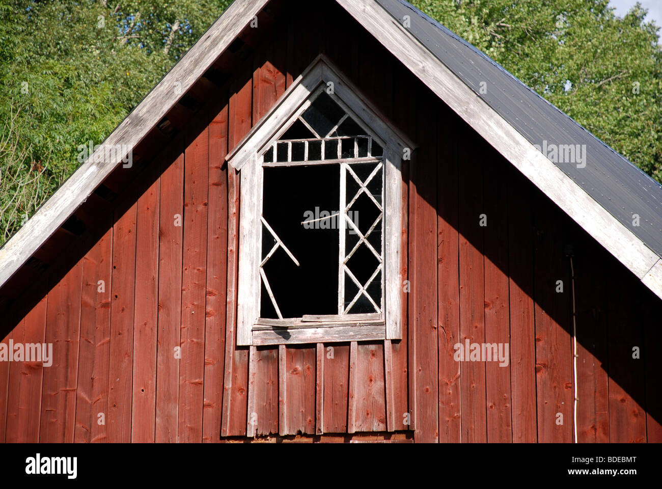 Broken window on a forgotten barn Stock Photo - Alamy