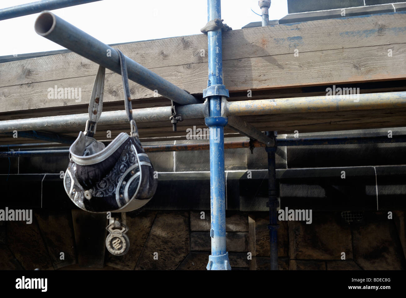 Hanging scaffolding hi-res stock photography and images - Alamy