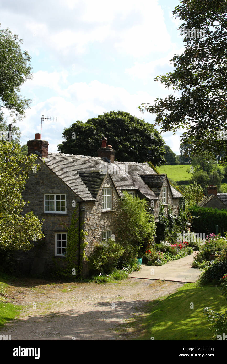 Village cottage exterior hi-res stock photography and images - Alamy