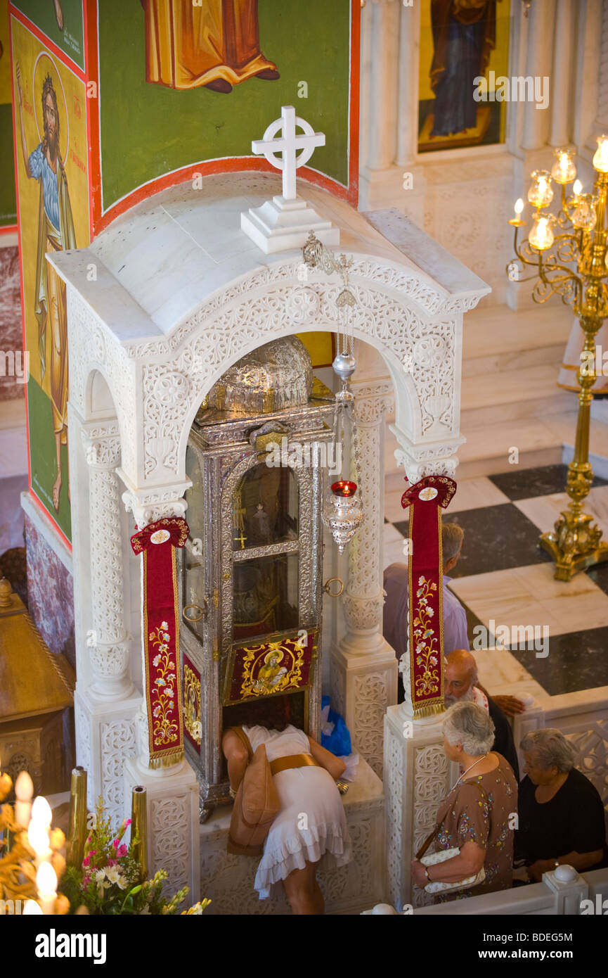 Pilgrims queue to kiss the feet of the mummified body of Saint ...