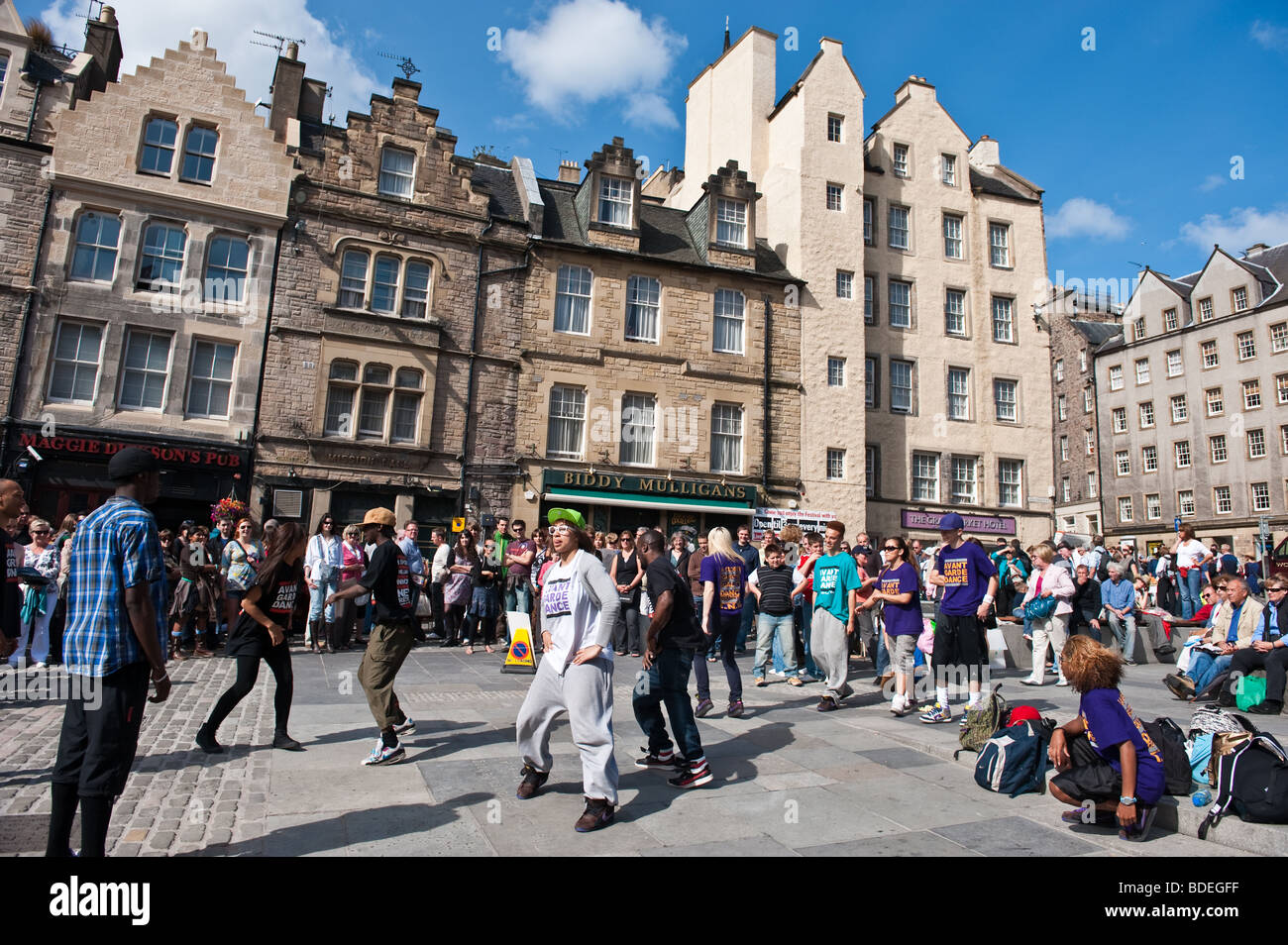 Edinburgh fringe dancer hi-res stock photography and images - Alamy
