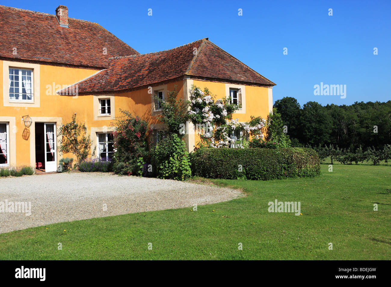 Exterior of house with lawn Stock Photo - Alamy