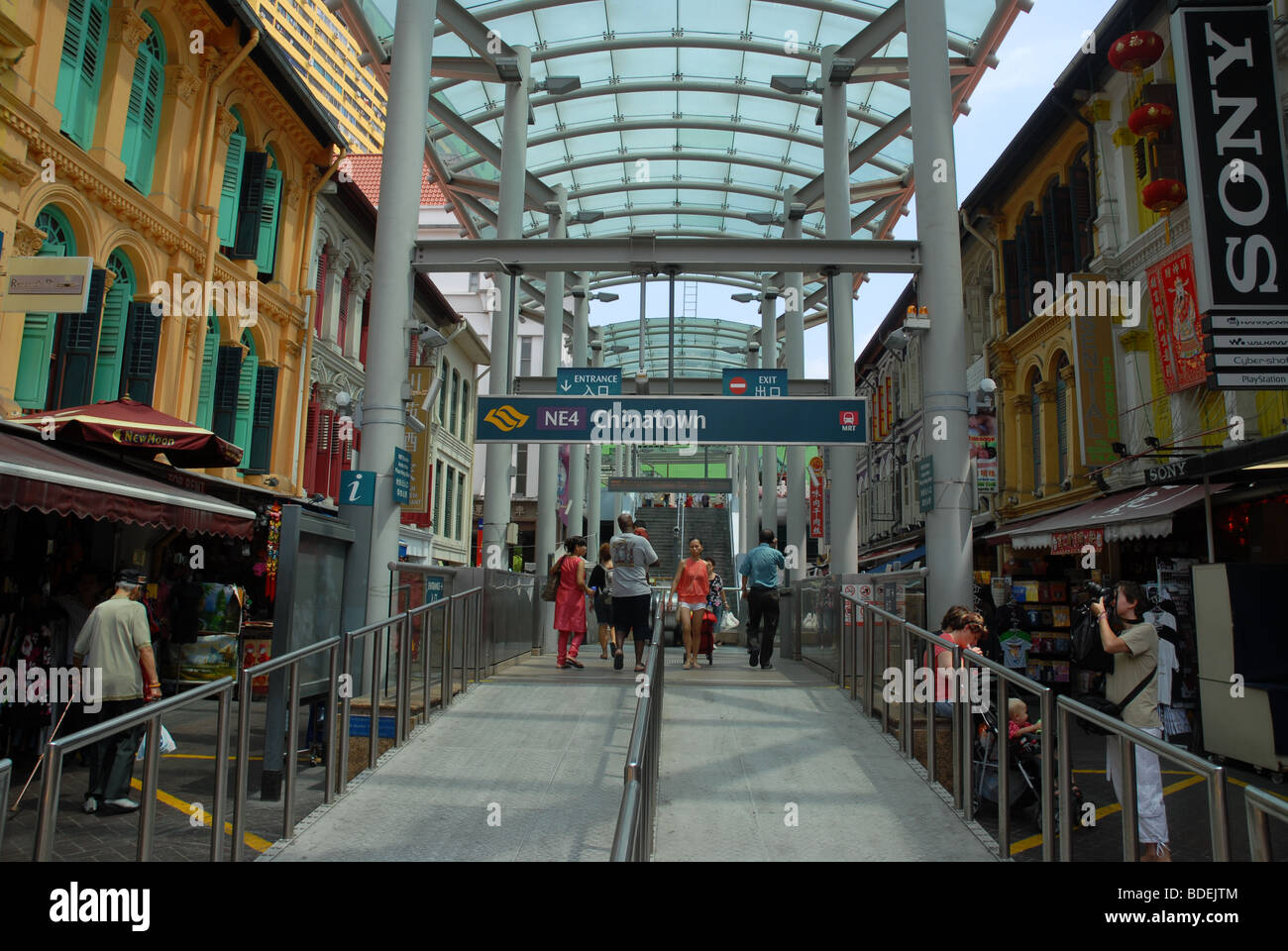Pagoda Street and Chinatown MRT station sign, Chinatown, Sinagpore ...