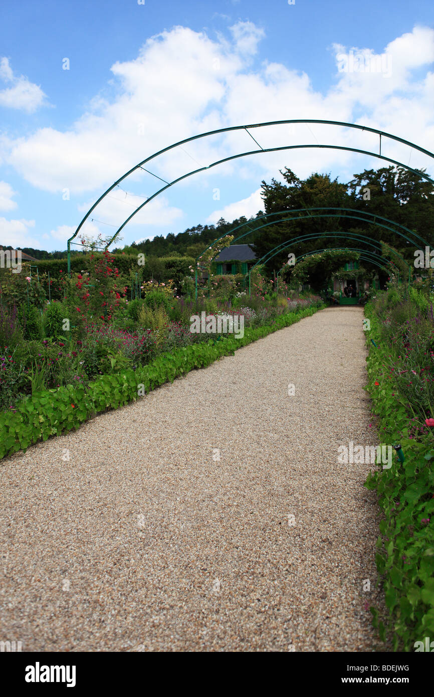 Archway of garden path Stock Photo - Alamy