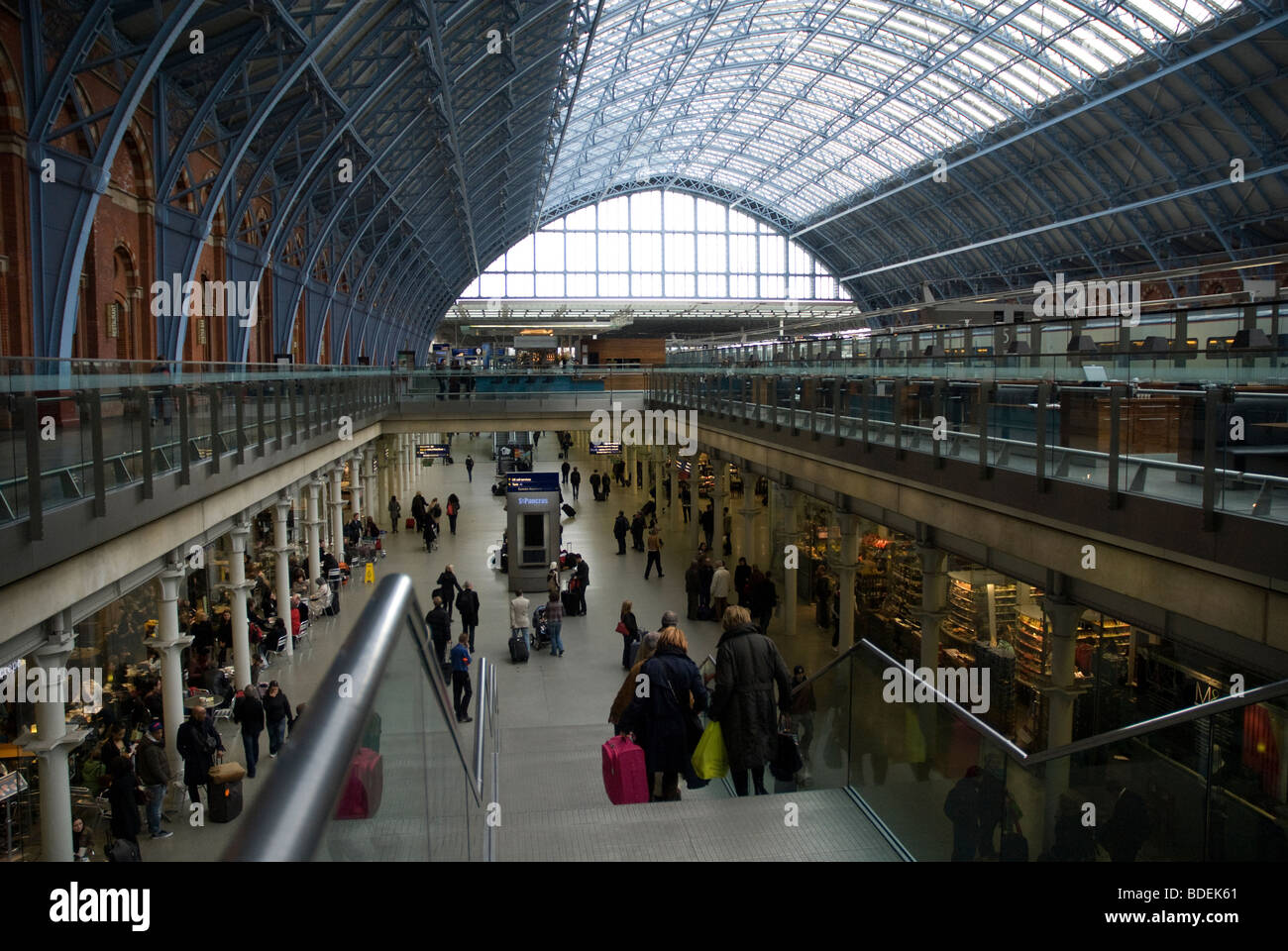 Shops st pancras international railway hi-res stock photography and ...