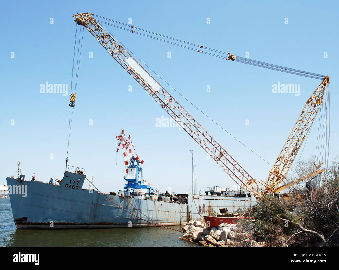 Derrick with load hi-res stock photography and images - Alamy
