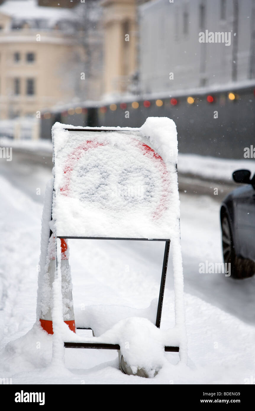Temporary 20MPH Speed limit sign, heavy snowfall, London, England, UK ...