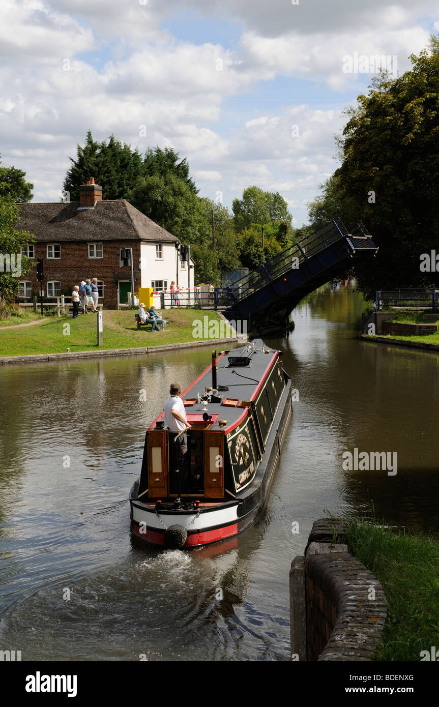 Kennet & Avon Canal narrowboat and lifting road bridge at Aldermaston ...