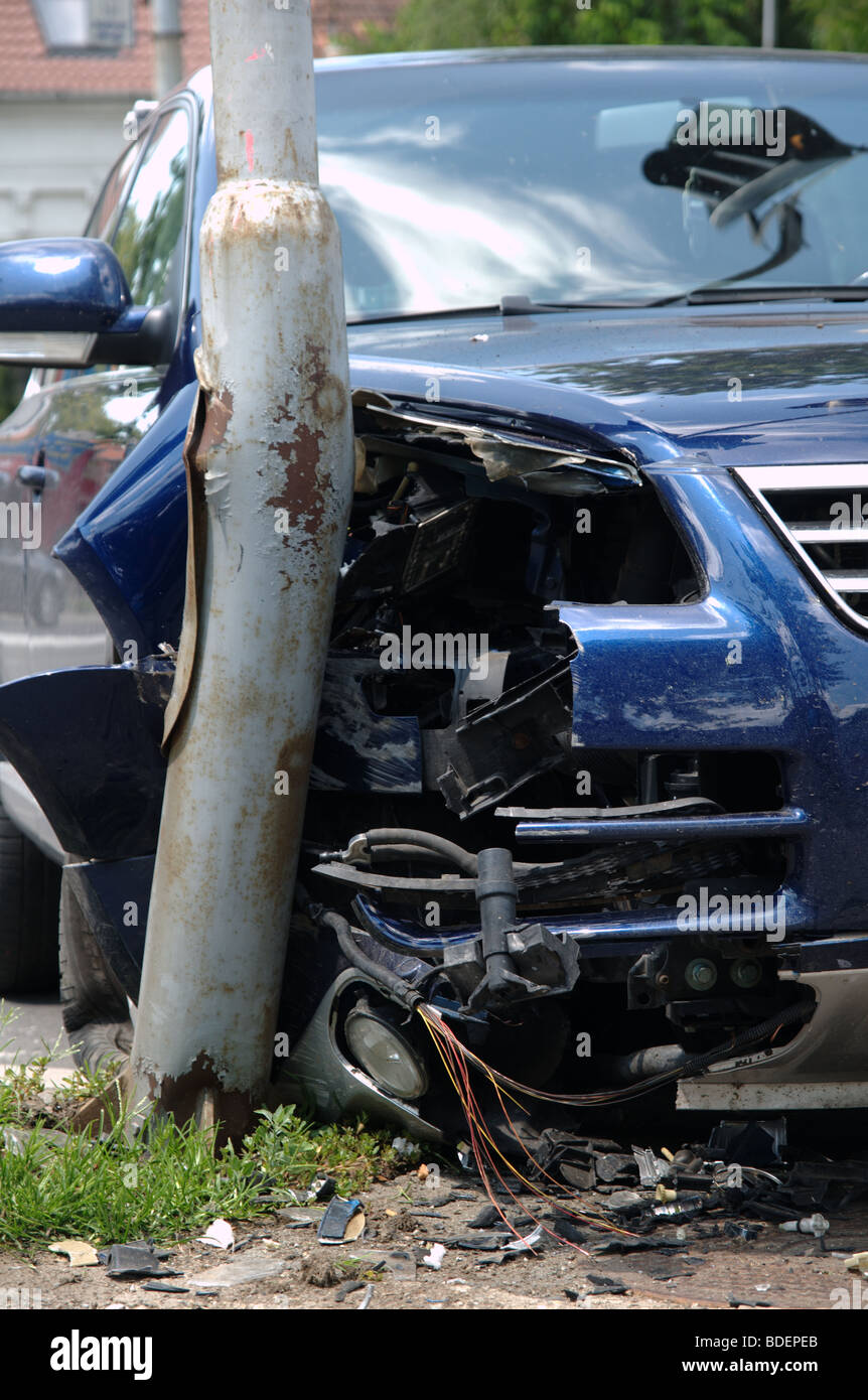 Car crashed against traffic lights column support Stock Photo - Alamy
