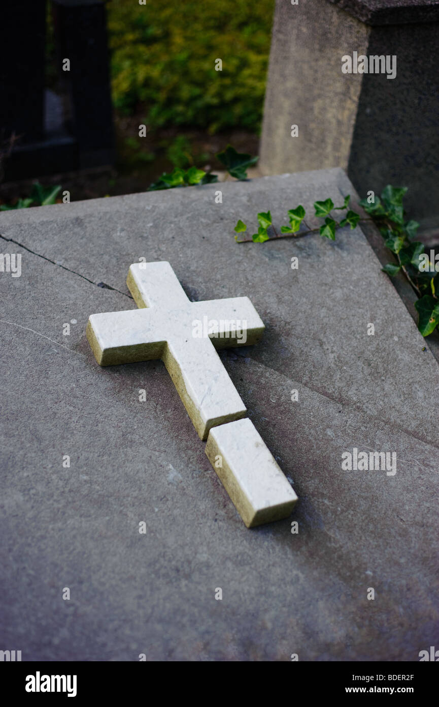 Broken tombstone cross hi-res stock photography and images - Alamy