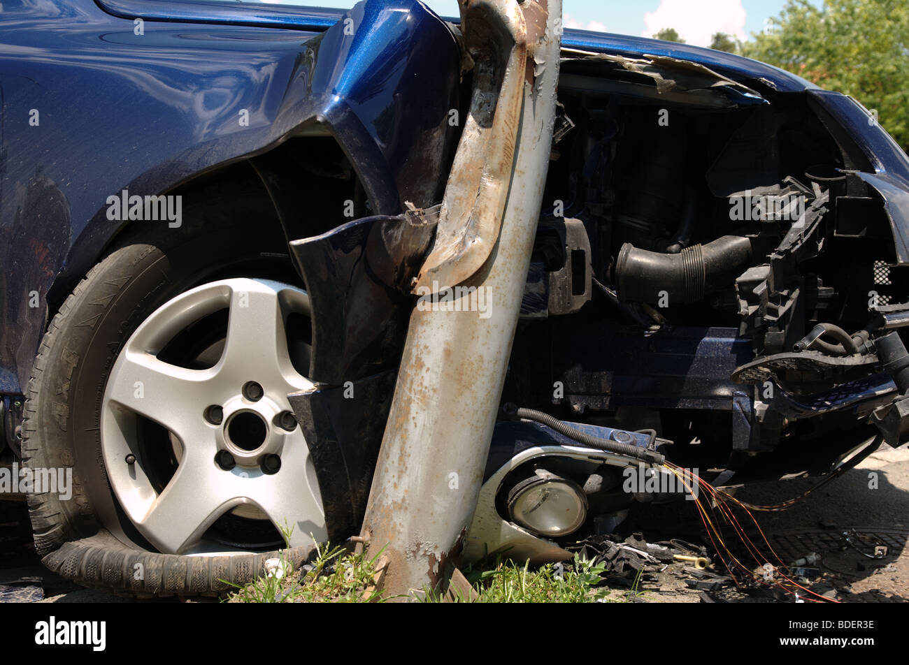 Car crashed against traffic lights column support Stock Photo - Alamy