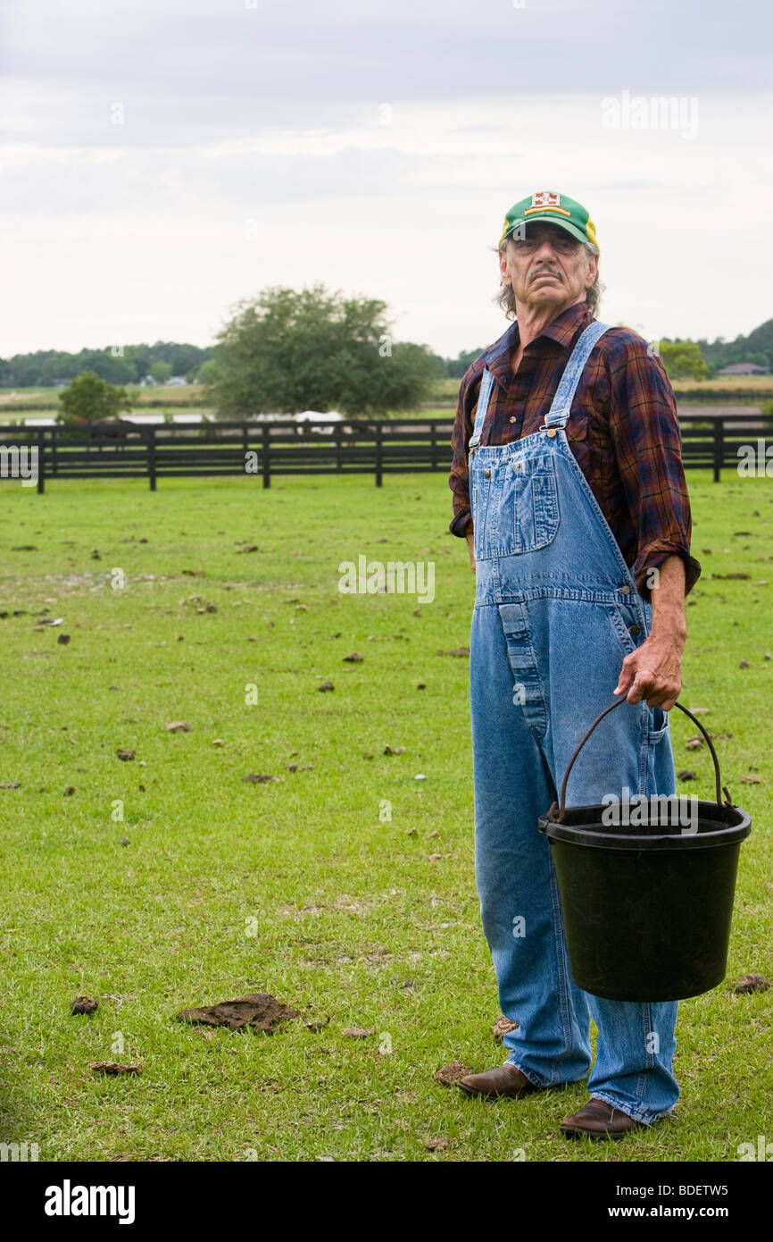 Man carrying bucket farm hi-res stock photography and images - Alamy