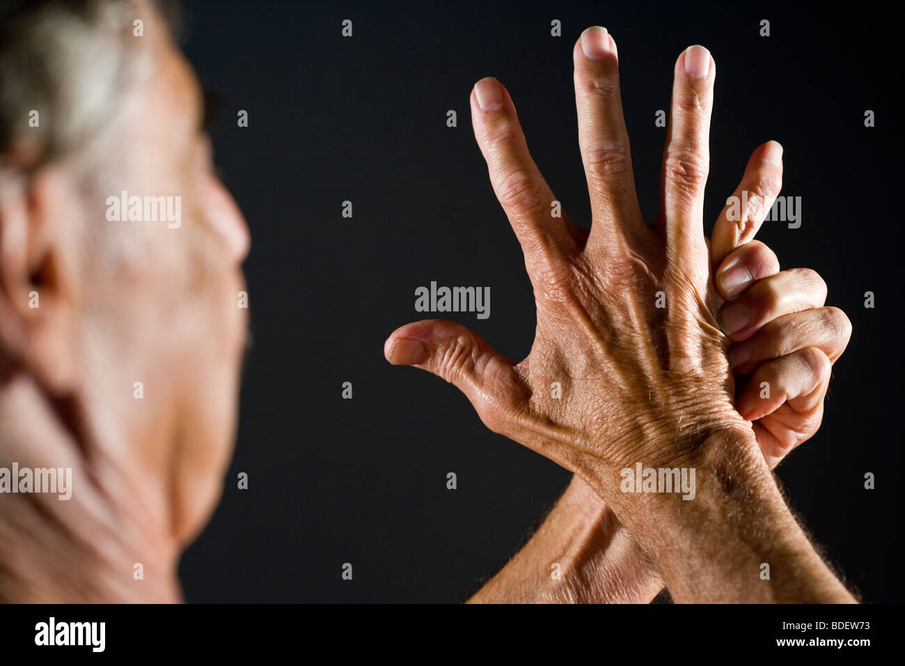 Elderly male arthritic hands hi-res stock photography and images - Alamy