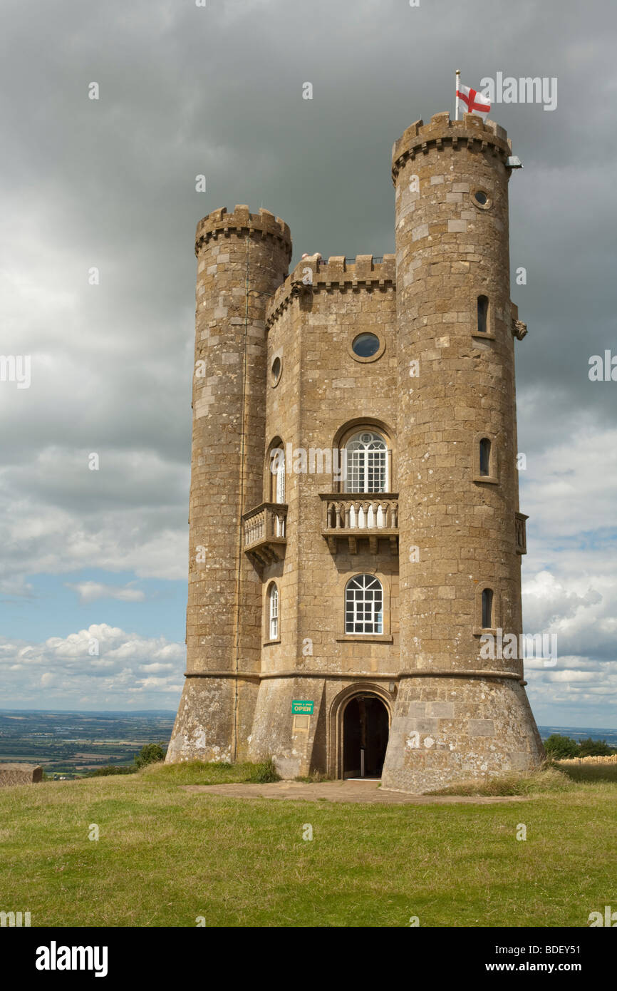 Broadway tower summer uk hi-res stock photography and images - Alamy