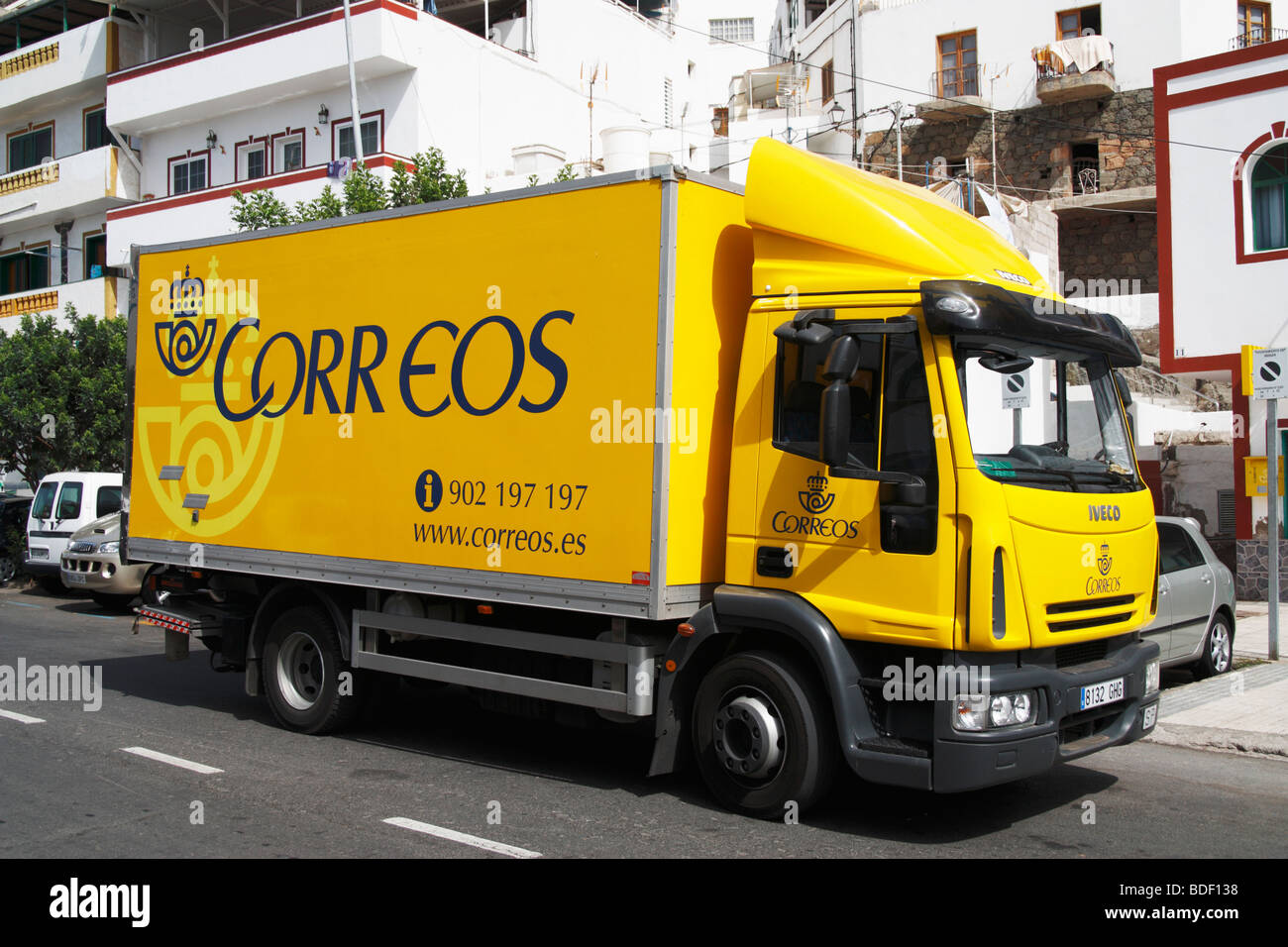 Spanish postal service (Correos) mail lorry Stock Photo - Alamy