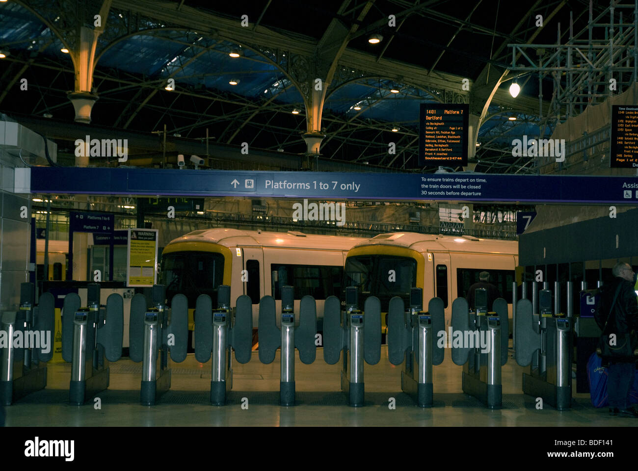 Ticket gates commuter hi-res stock photography and images - Alamy