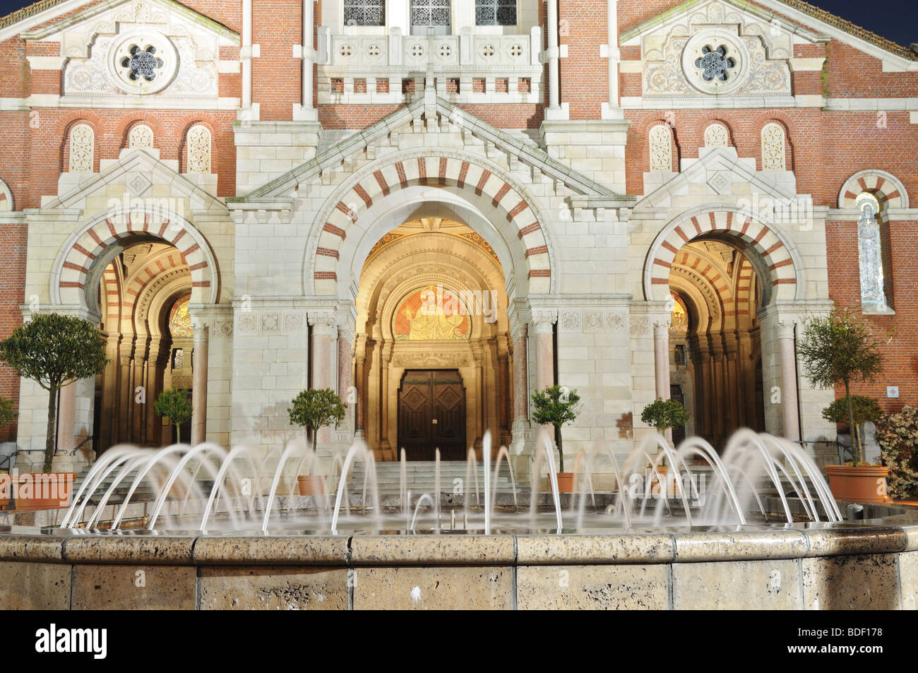 Albert church at night, the Somme, France Stock Photo - Alamy