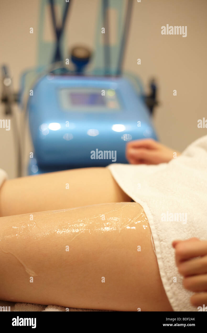 Doctor on a medical procedure - cellulite theraphy Stock Photo - Alamy