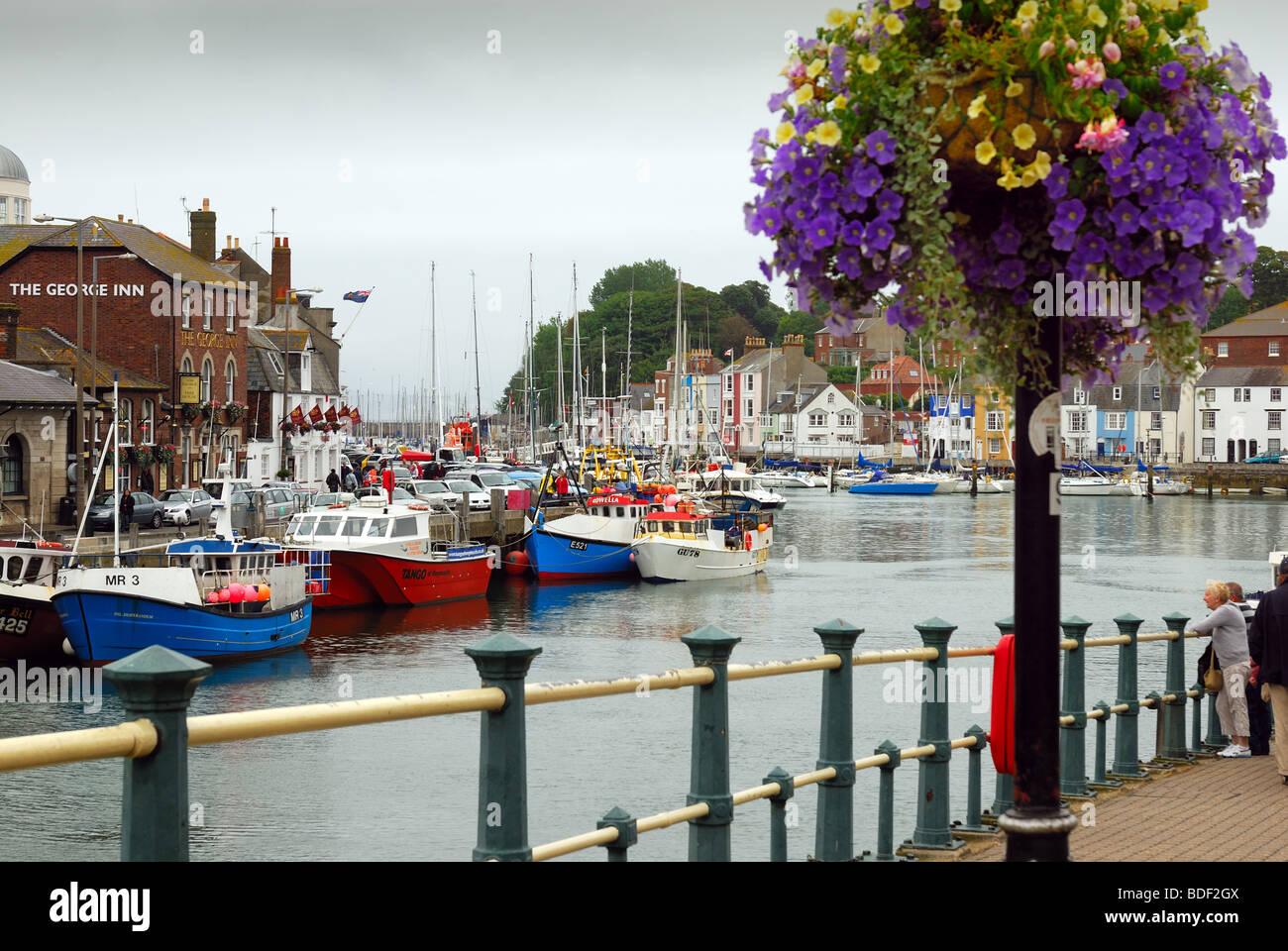 Crowded harbour hi-res stock photography and images - Alamy