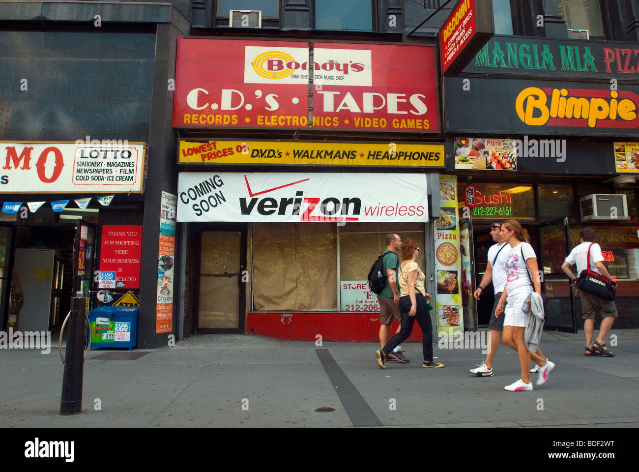Vacant storefront hi-res stock photography and images - Alamy
