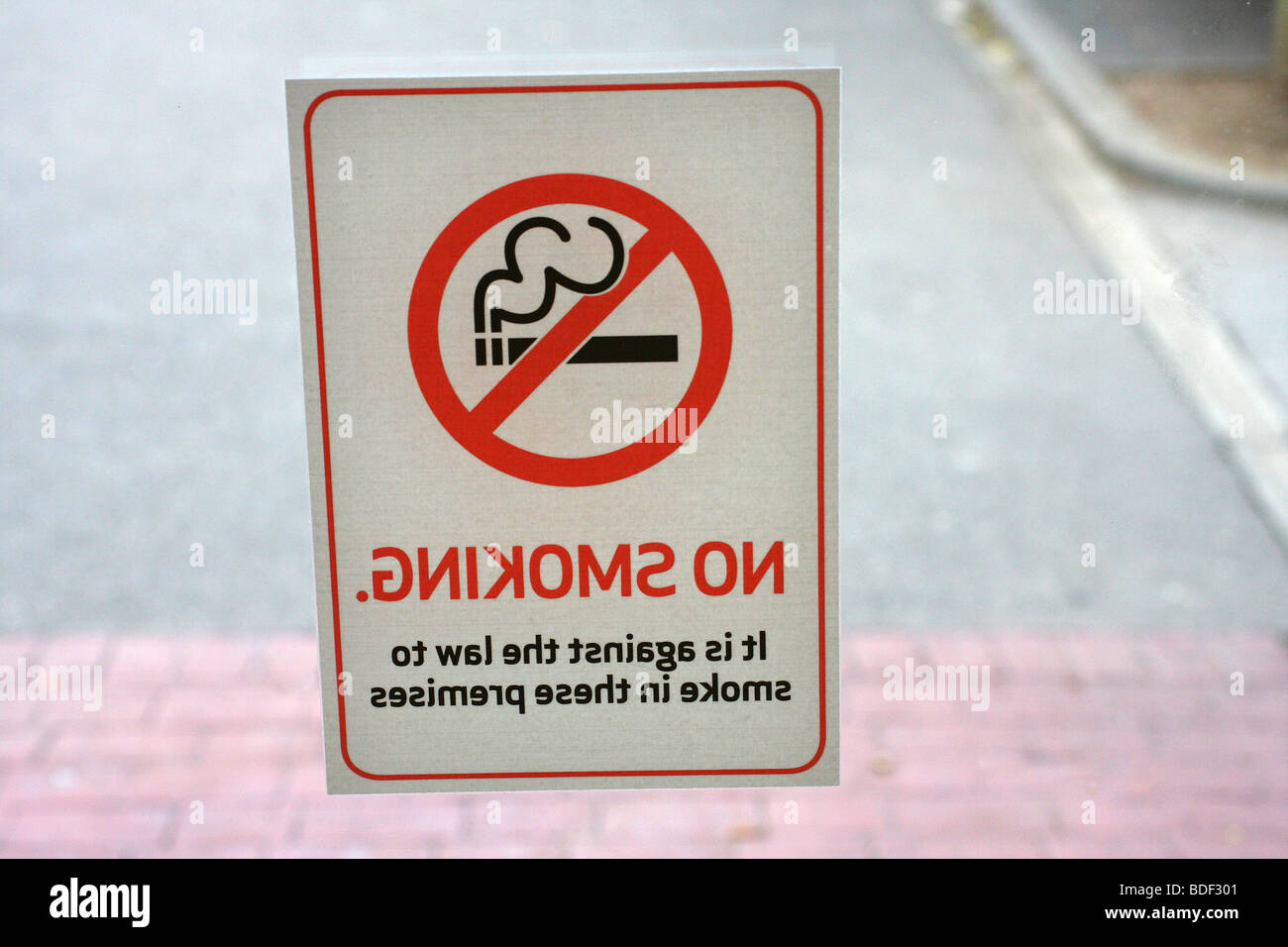 No smoking sign on transparent glass door Stock Photo - Alamy