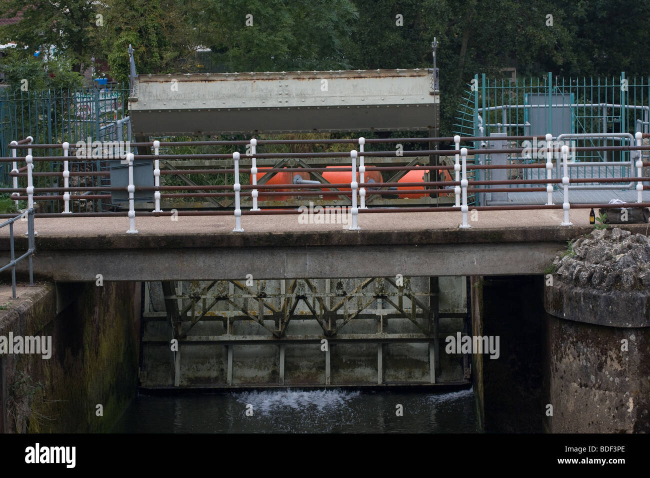 gate sluice flood defence river flowing water fast Stock Photo - Alamy