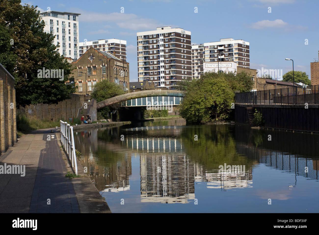 High rise flats london hi-res stock photography and images - Alamy