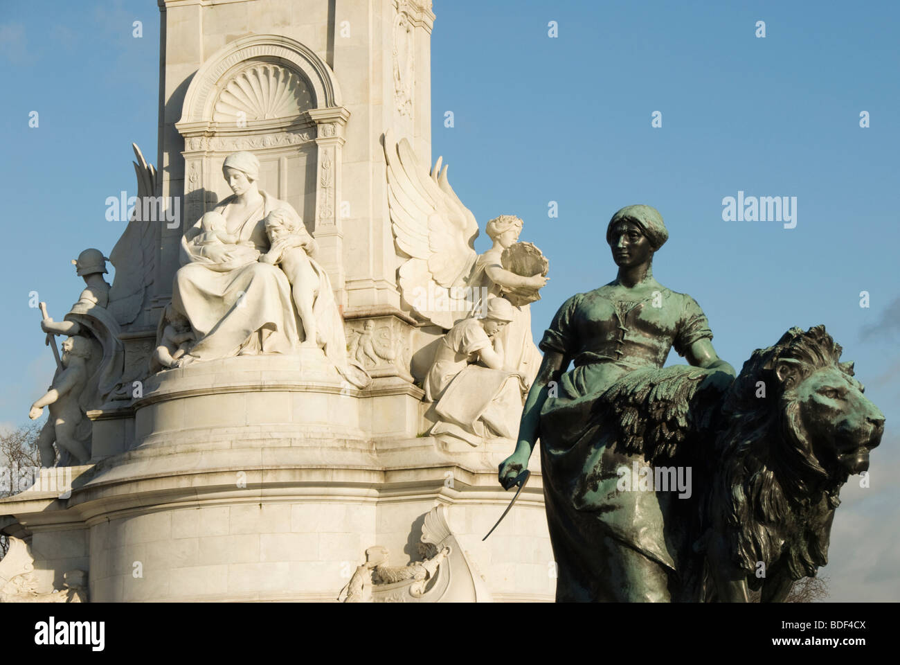 Sculpture in london hi-res stock photography and images - Alamy