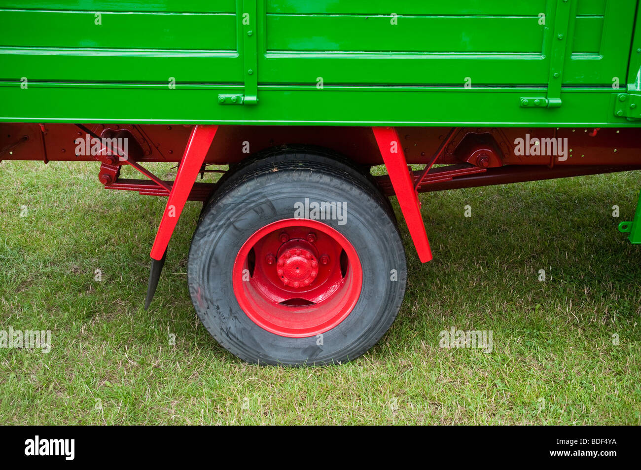 Green lorry hi-res stock photography and images - Alamy