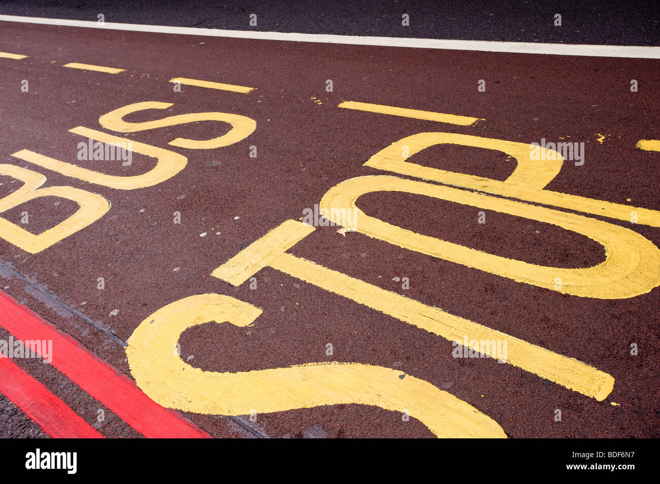 London street sign with bus hi-res stock photography and images - Alamy