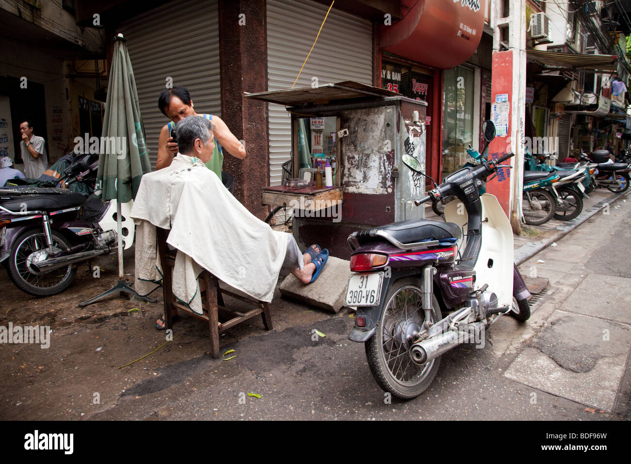 A street barber in the Old Quarter, Hanoi, Vietnam Stock Photo - Alamy