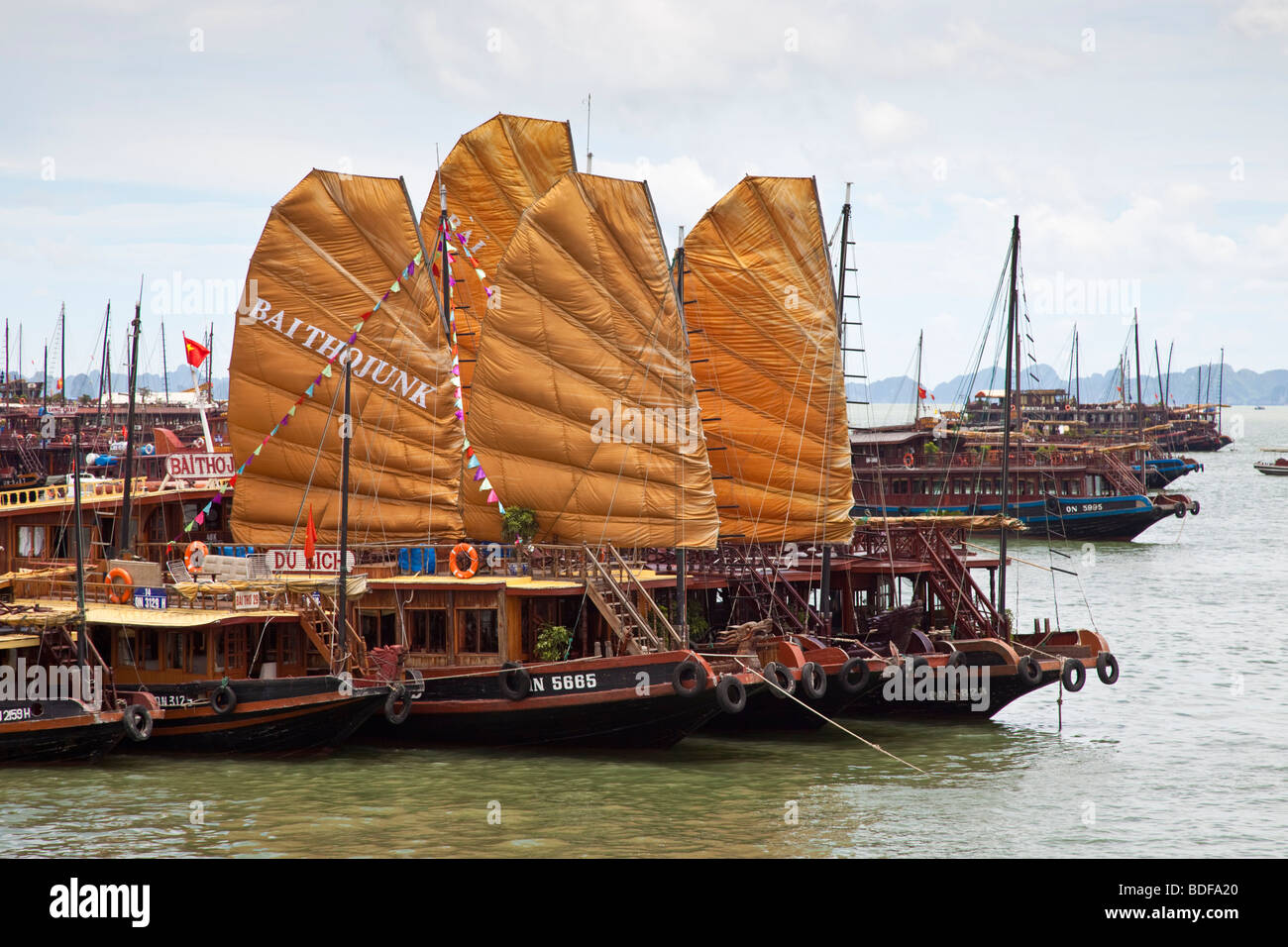Chinese style junks in halong hi-res stock photography and images - Alamy