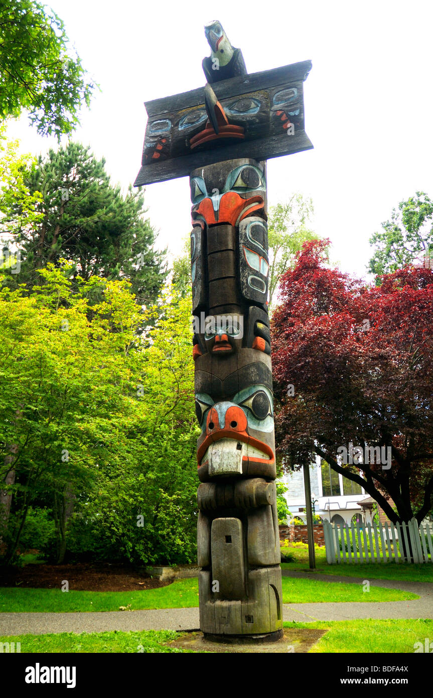 Vancouver island totem poles by water hi-res stock photography and ...