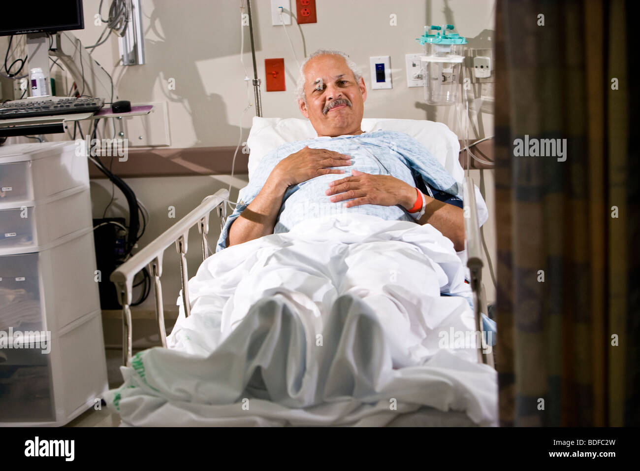 Elderly Hispanic man in hospital Stock Photo - Alamy