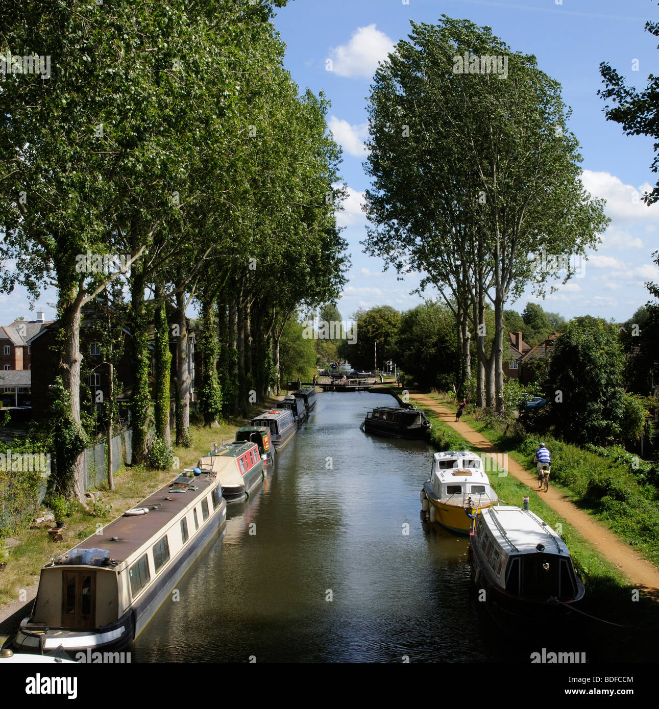 Kennet & Avon Canal narrowboats close to the Aldermaston Wharf ...